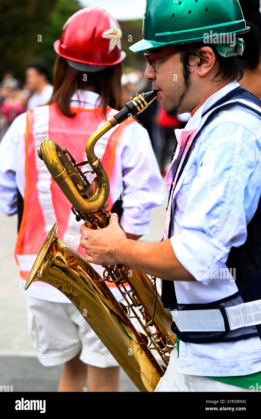 Artistes performance Ueno Park Tokyo Japan Stock Photo - Alamy