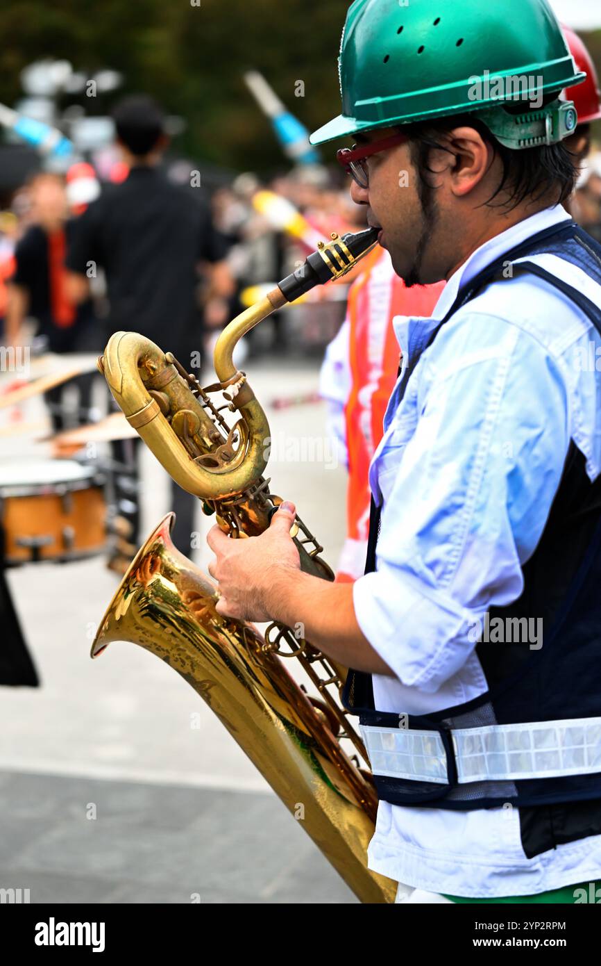 Artistes performance Ueno Park Tokyo Japan Stock Photo - Alamy