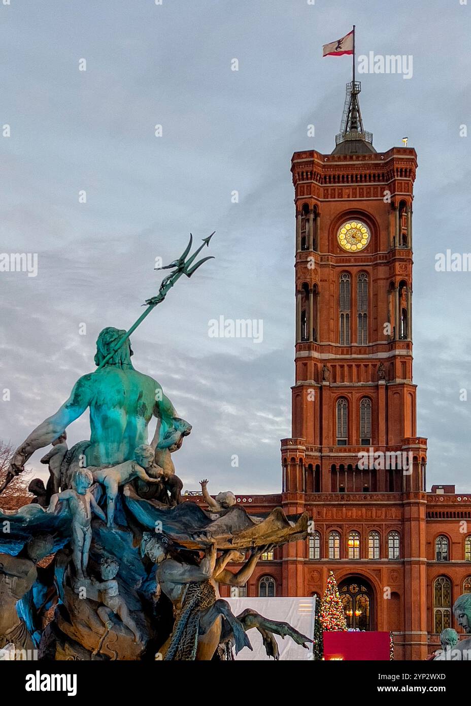 Christmas market & Neptune fountain at Red City Hall, Mitte, Berlin ...