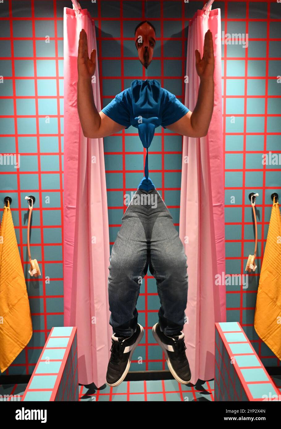 Hamburg, Germany. 28th Nov, 2024. An employee demonstrates an optical ...