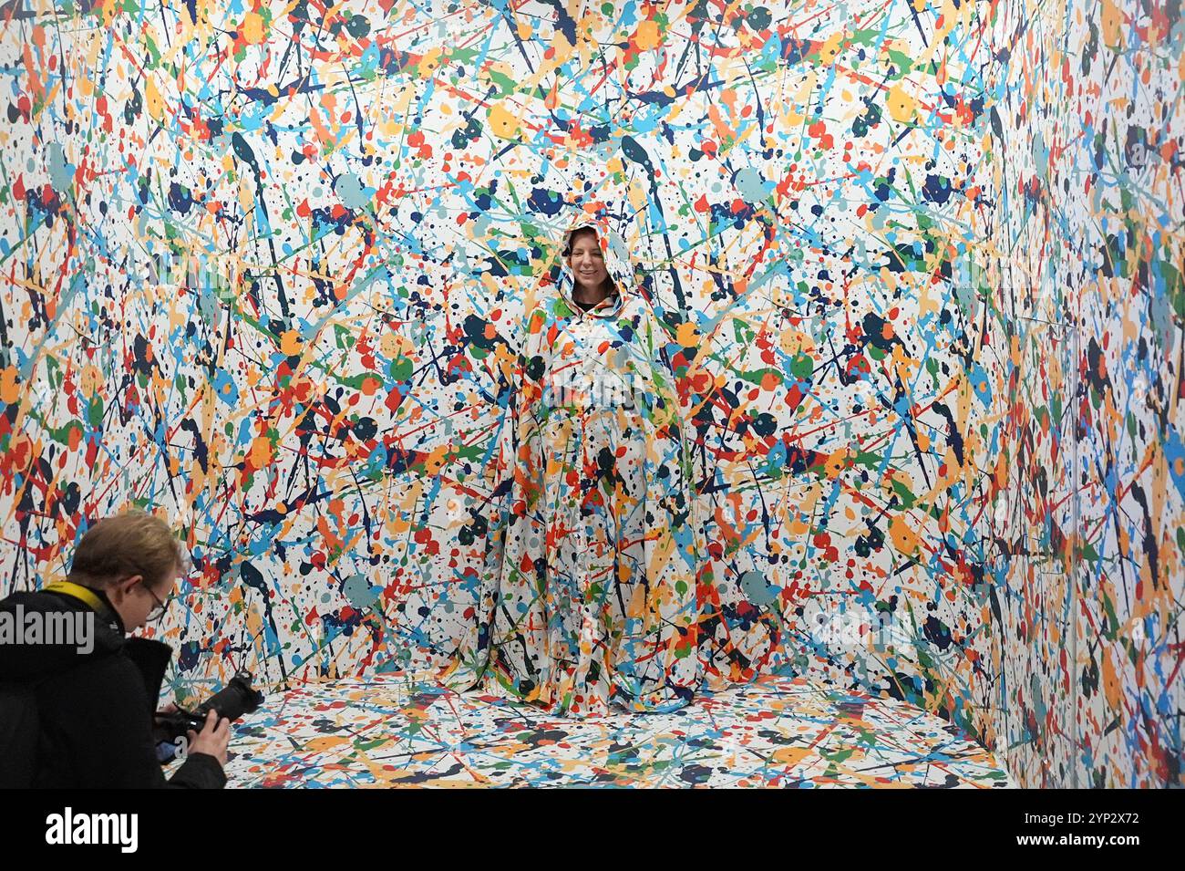 Hamburg, Germany. 28th Nov, 2024. A visitor is seen in an optical ...