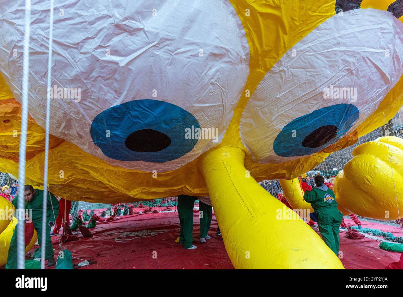 Members of the Macy's inflation team work on SpongeBob SquarePants ...