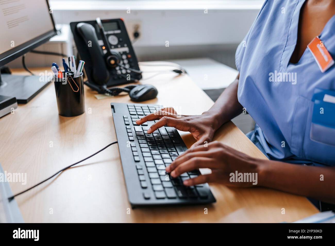 Doctor typing keyboard hi-res stock photography and images - Alamy