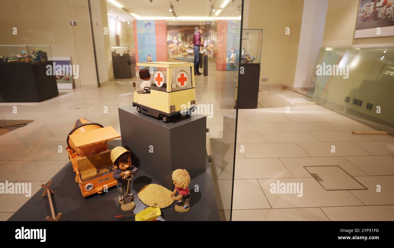 Gera, Germany. 28th Nov, 2024. Original puppets and props from the ...