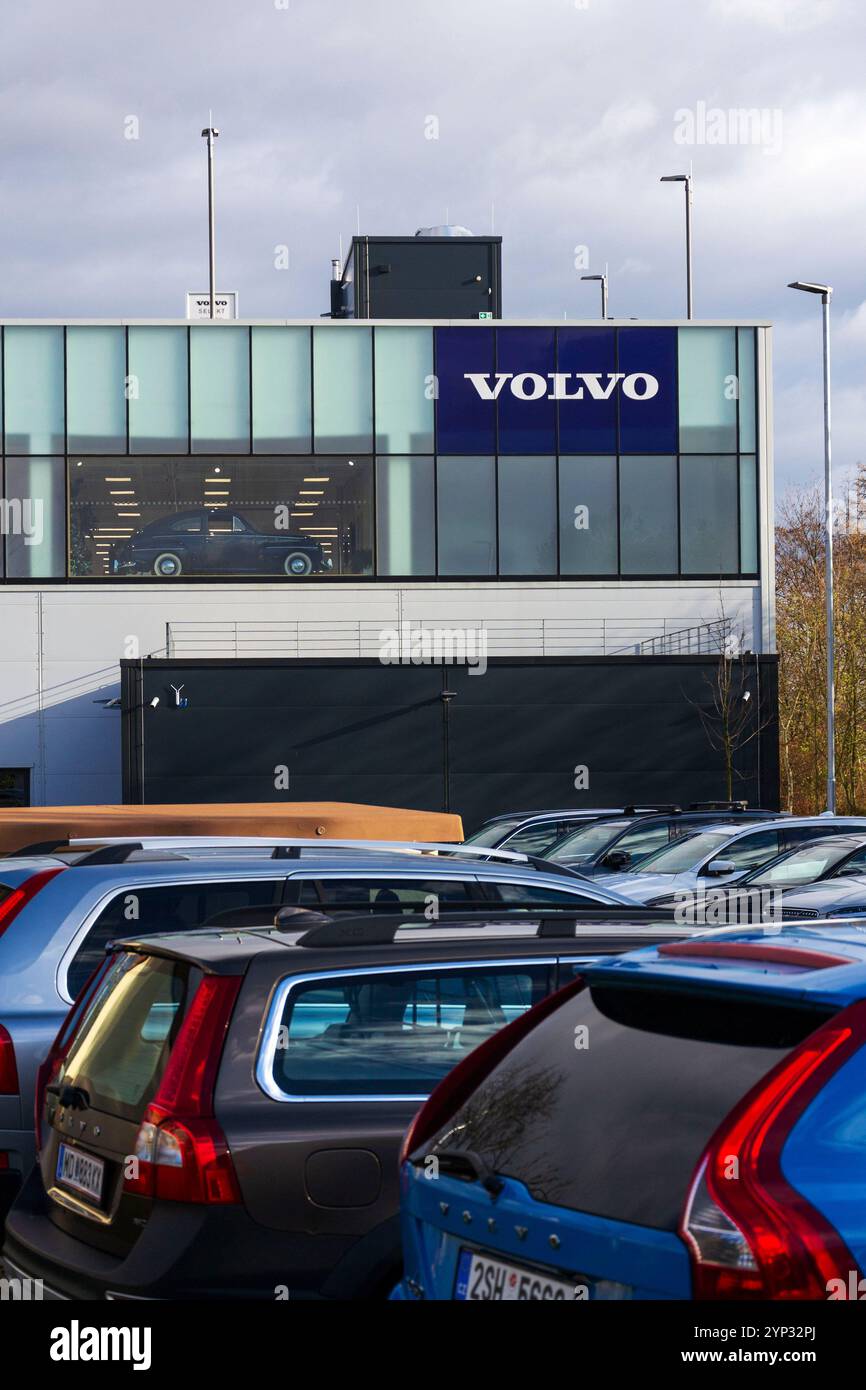 Volvo cars Swedish company logo owned by Chinese Geely Holding on ...