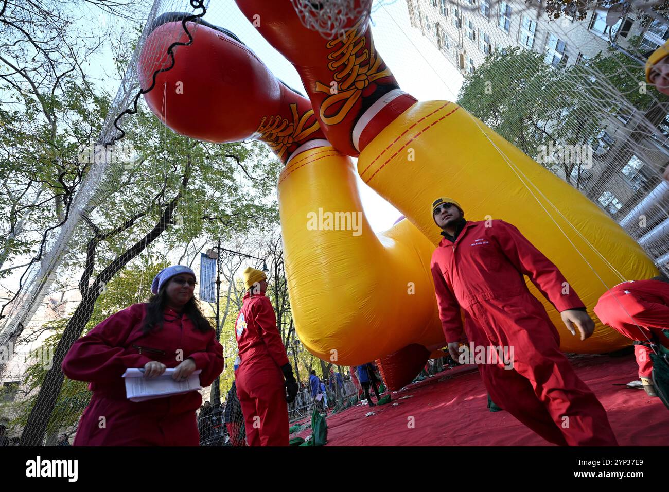 Photo by: NDZ/STAR MAX/IPx 2024 11/27/24 The Macy's Inflation Team ...
