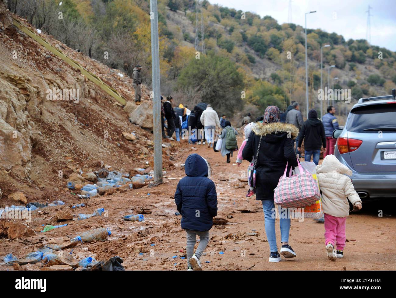 Damascus. 27th Nov, 2024. People walk across the Jdeidet Yabous border ...
