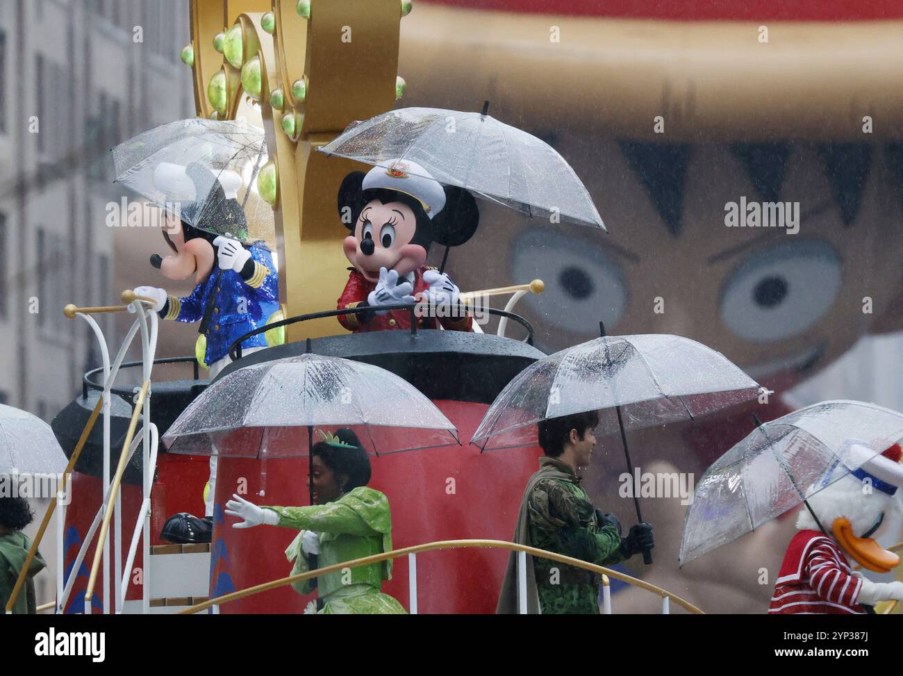 New York, United States. 28th Nov, 2024. Mickey and Minnie Mouse wave ...