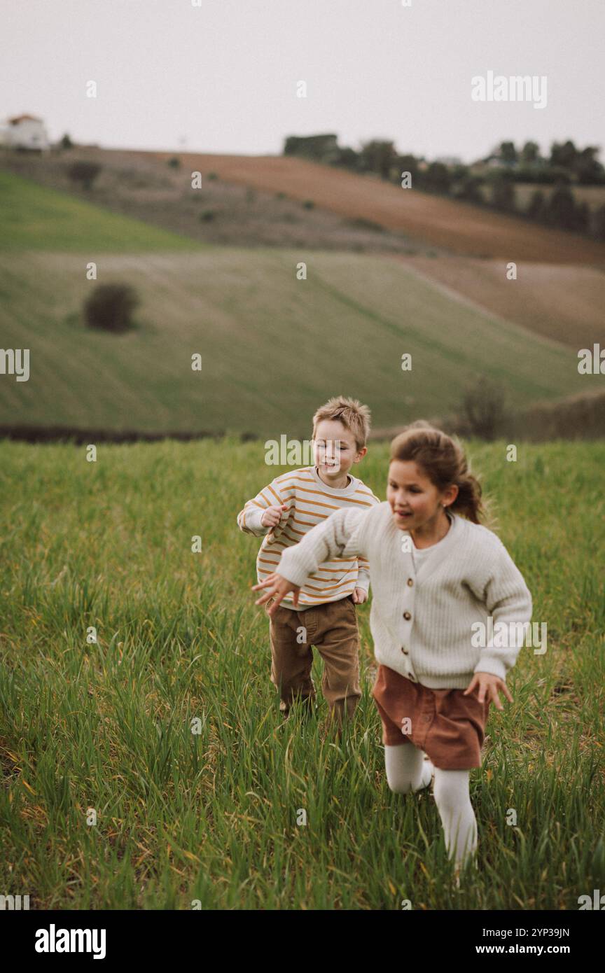 Happy kids in field hi-res stock photography and images - Alamy
