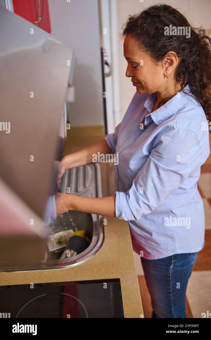 Woman focused on washing dishes hi-res stock photography and images - Alamy
