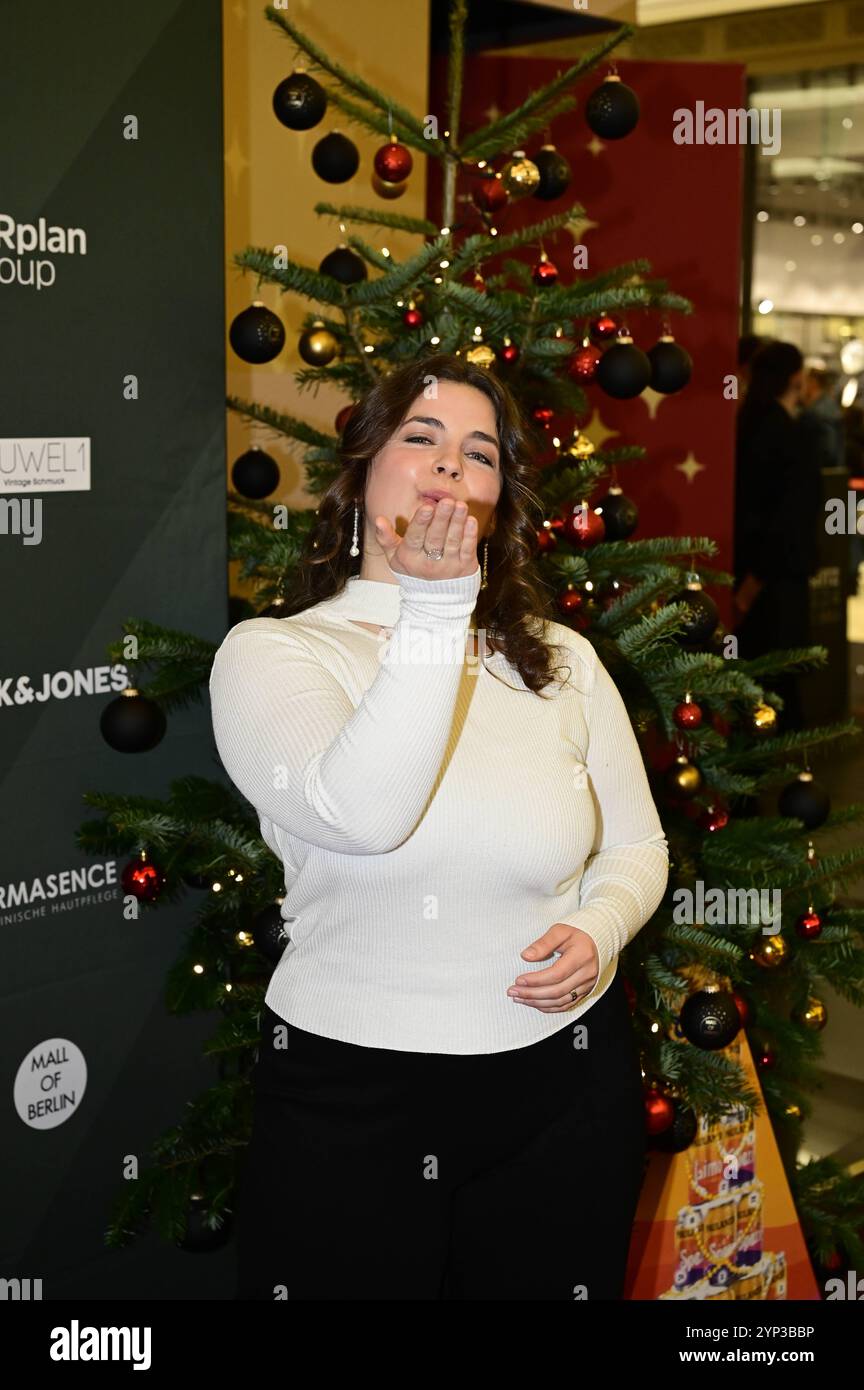 Ronja Forcher bei der Strassenfeger Charity Aktion 2024 by Maximilian ...