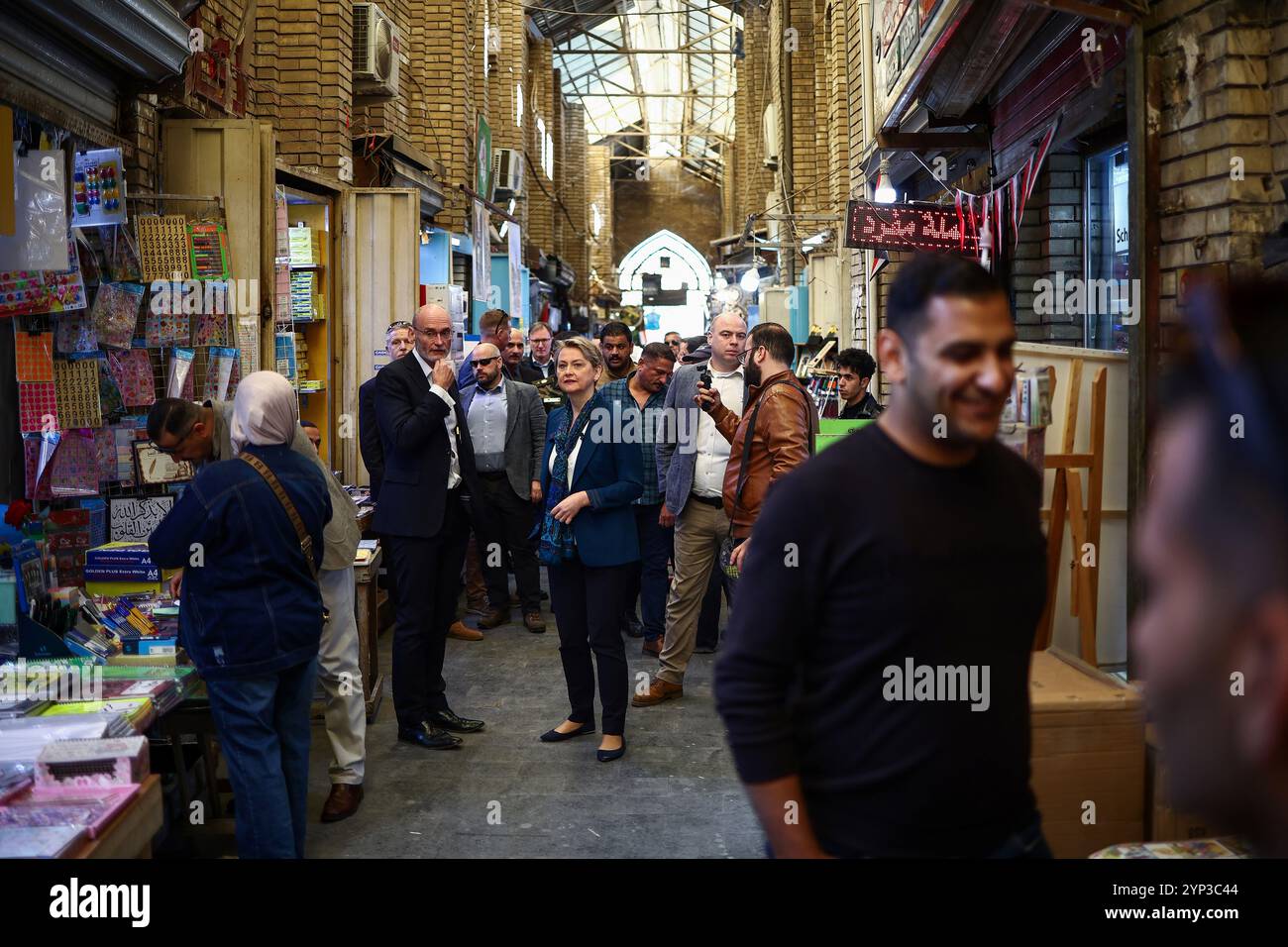 Al mutanabbi book market hi-res stock photography and images - Alamy