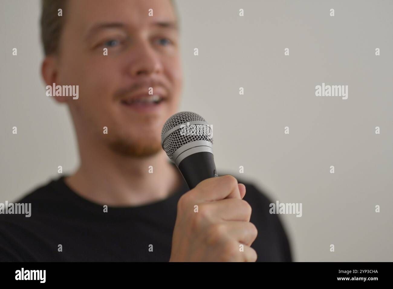 Man stage microphone hi-res stock photography and images - Alamy