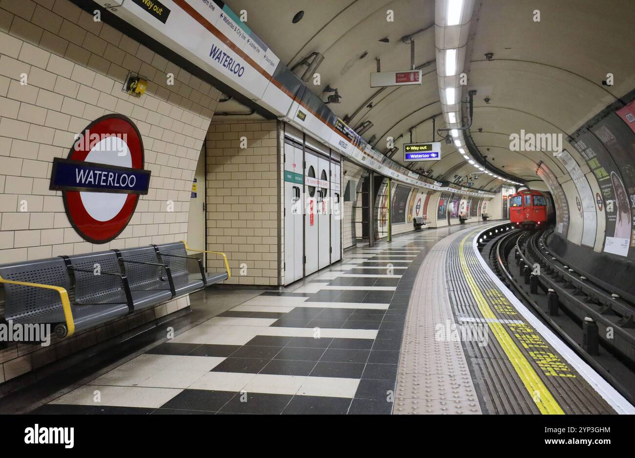 A train leaves the Bakerloo Line southbound platform at London's ...