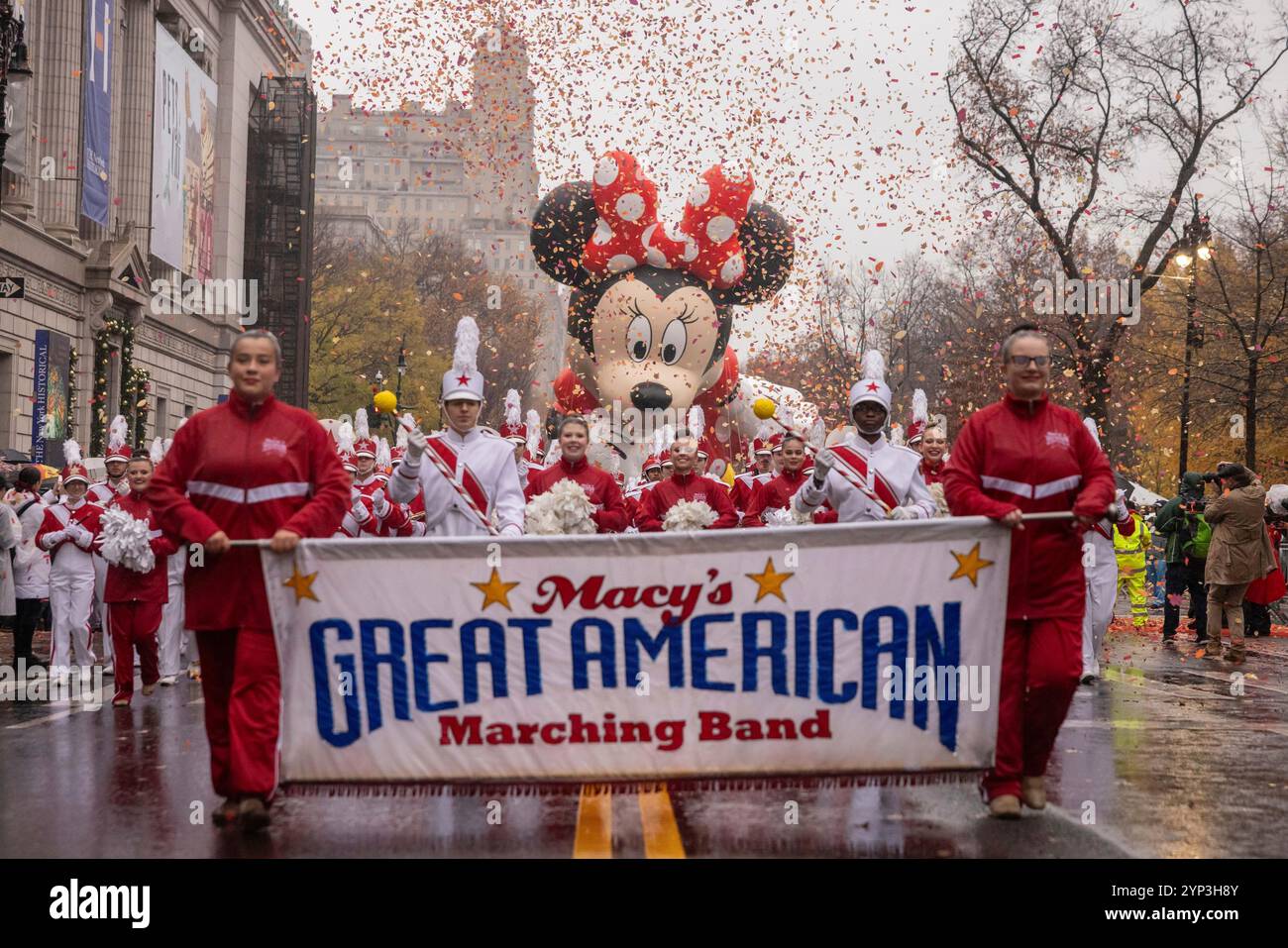 Parade performers lead the Disney's Minnie Mouse float down Central ...