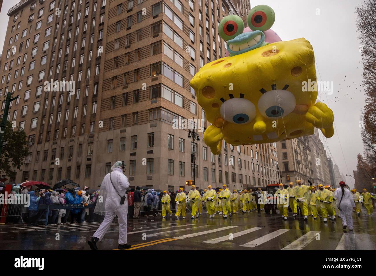 SpongeBob SquarePants & Gary balloon floats by along Central Park West ...