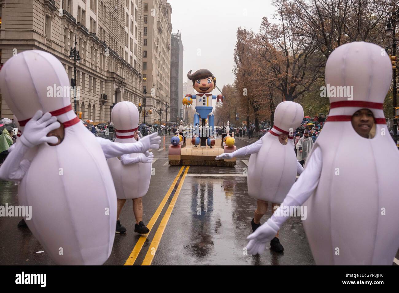 Parade performers lead the Go Blowing balloonicle down Central Park ...