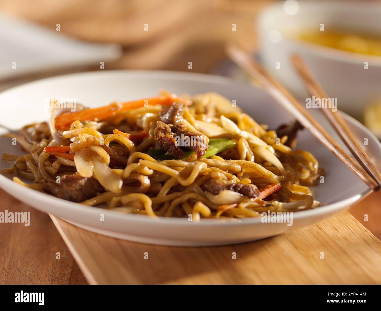 chinese food beef lo mein Stock Photo - Alamy