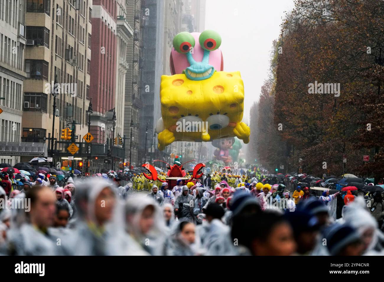 The SpongeBob SquarePants & Gary balloon floats in the Macy's ...
