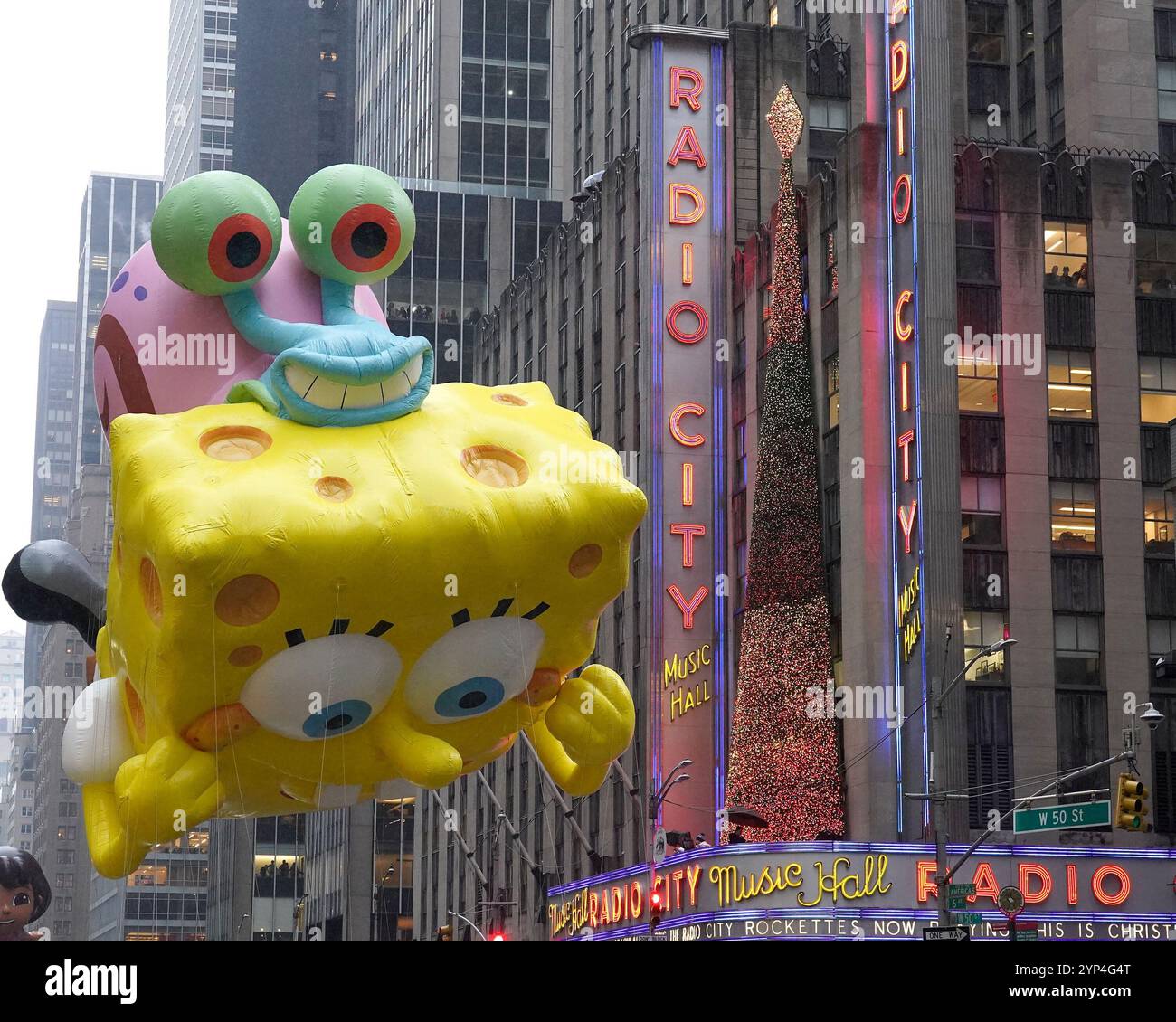 SpongeBob SquarePants & Gary, Balloon out and about for Macy's ...