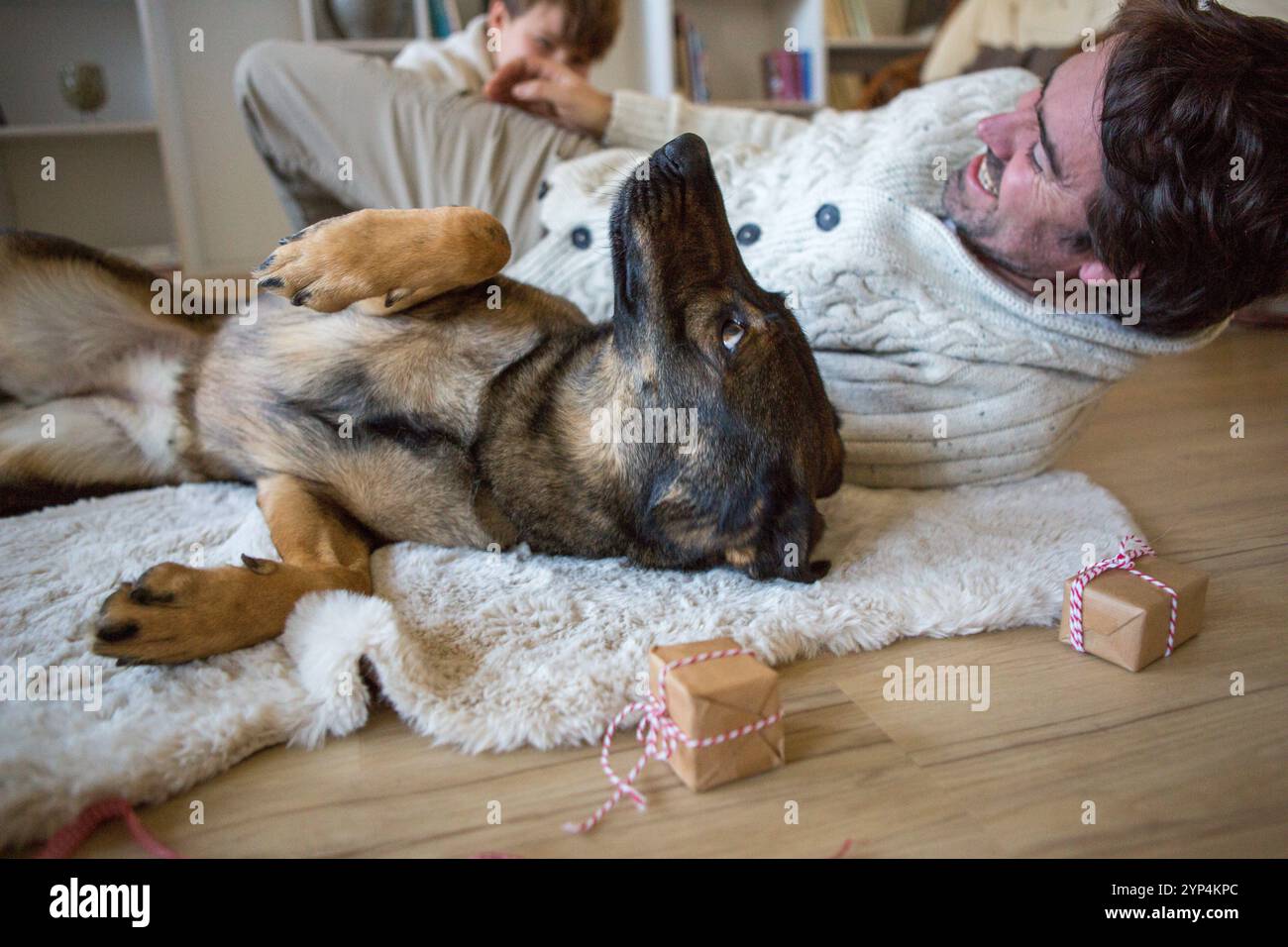 Mensch tier interaktion hi-res stock photography and images - Alamy