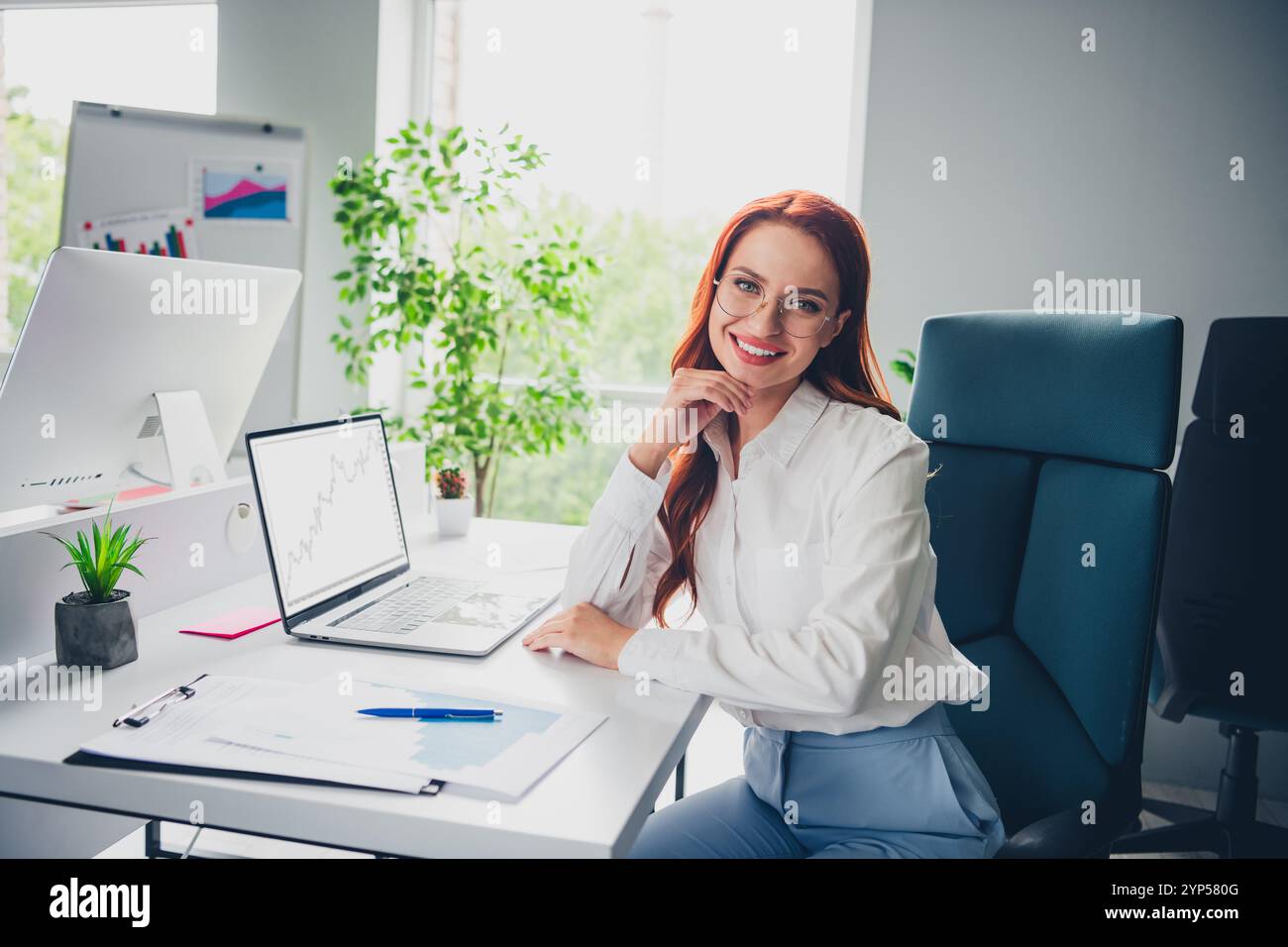 Photo of attractive young woman thinking successful hr wear formalwear ...
