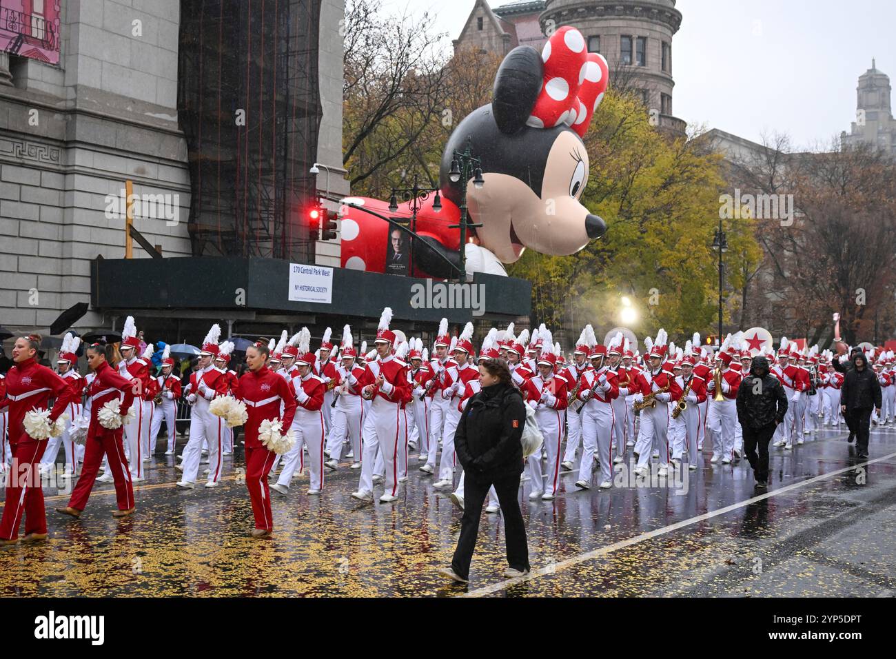 Photo by: NDZ/STAR MAX/IPx 2024 11/28/24 The Minnie Mouse balloon ...