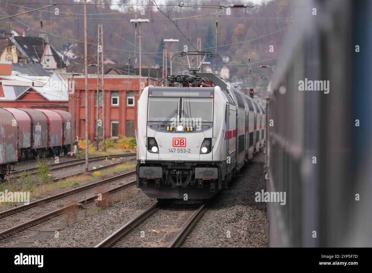 DB-Lokomotive 147 553-2 mit Doppelstockwagen, moderner Regionalzug im ...