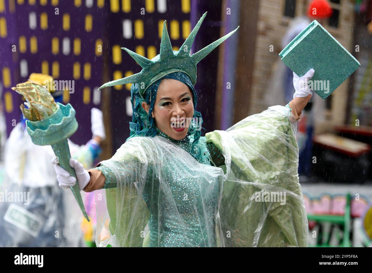 A float dancer dresses as the Statue of Liberty during Macy's 98th ...
