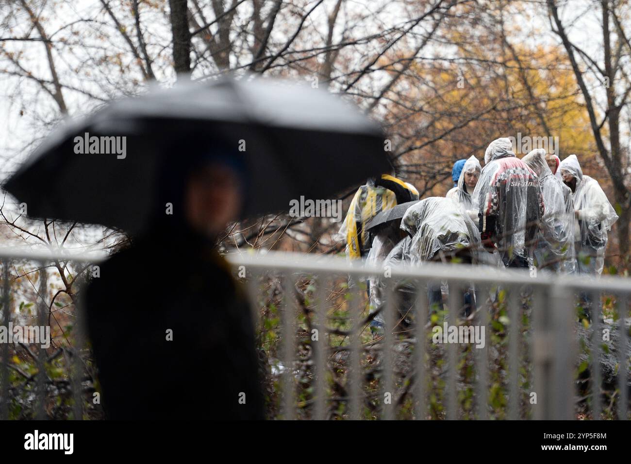 Onlookers in rain gear brave poor weather to attend Macy's 98th Annual ...