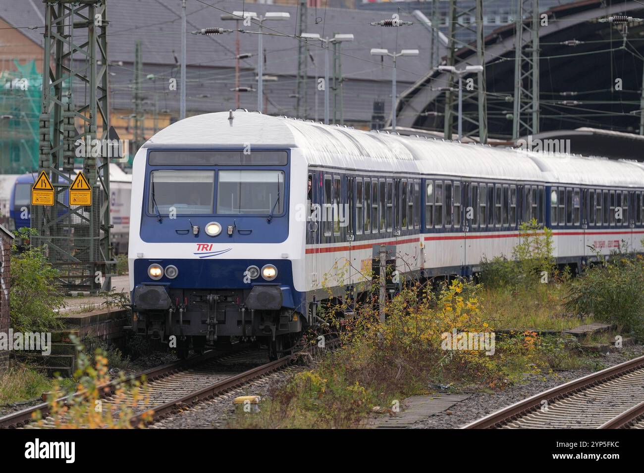 TRI-Zug auf Einfahrt in den Hauptbahnhof, modernisierte Waggons mit ...