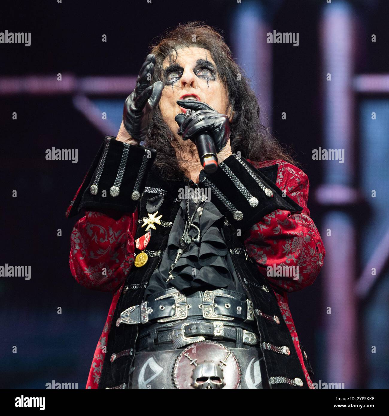 Performing with alice cooper hi-res stock photography and images - Alamy