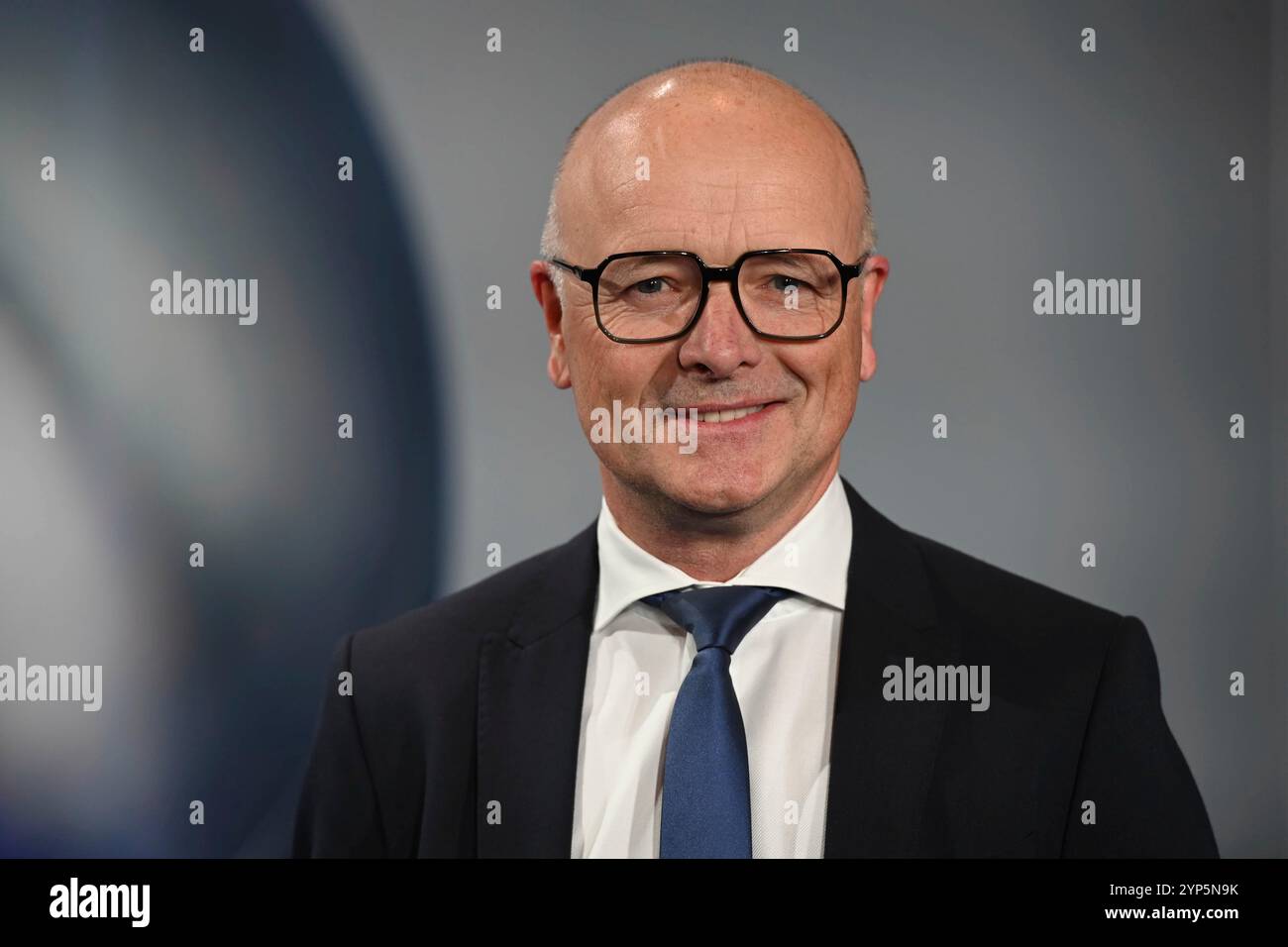 Duesseldorf, Deutschland. 28th Nov, 2024. Karsten SCHWANKE, presenter ...