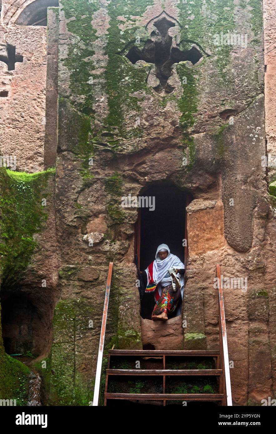 Gläubige verlässt nach dem Gebet das symbolische Grab von Adam ...