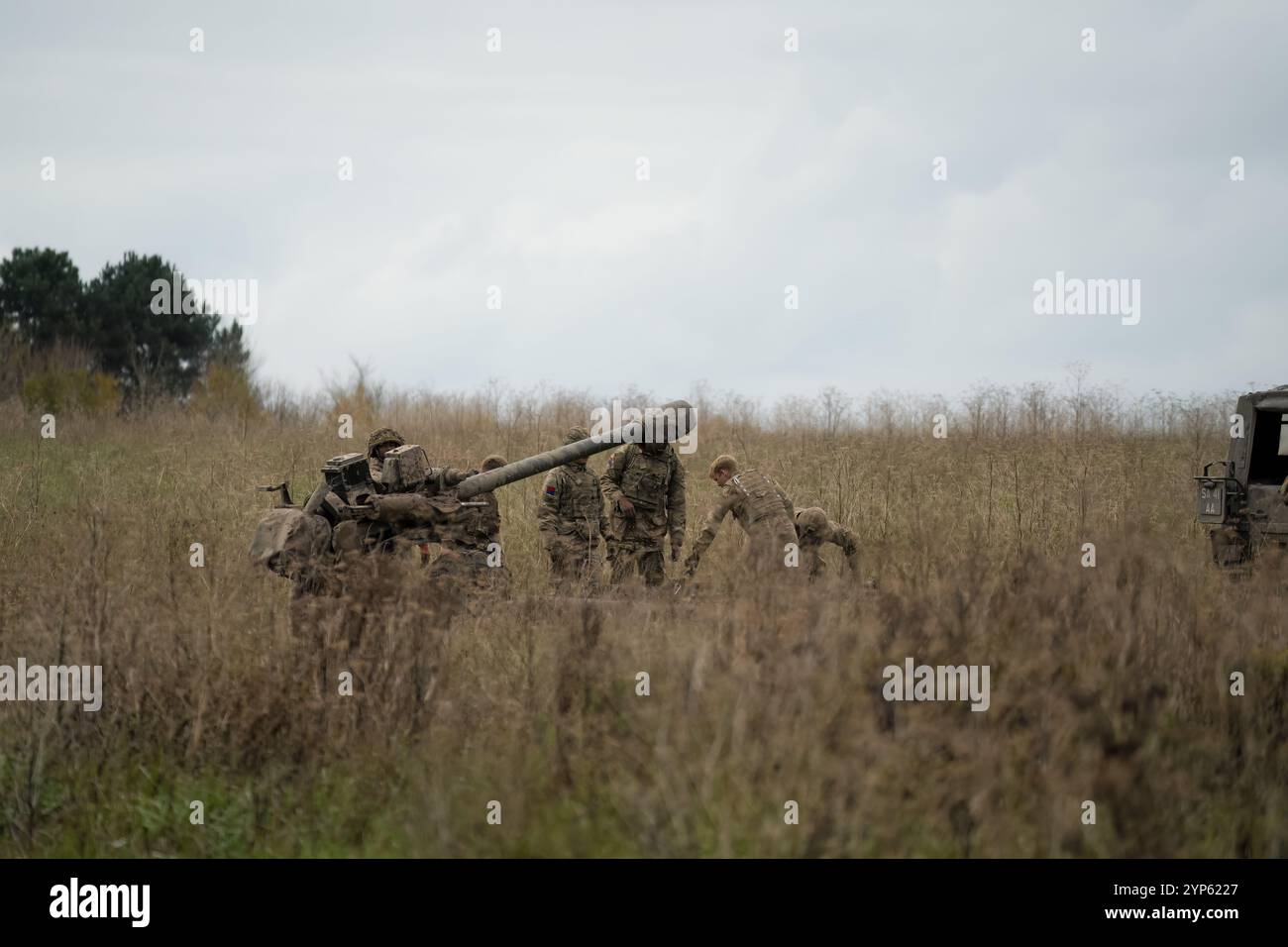 soldiers prepare a 105mm Light Artillery Gun ina field Stock Photo - Alamy