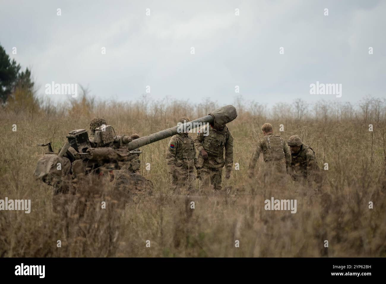 soldiers prepare a 105mm Light Artillery Gun ina field Stock Photo - Alamy
