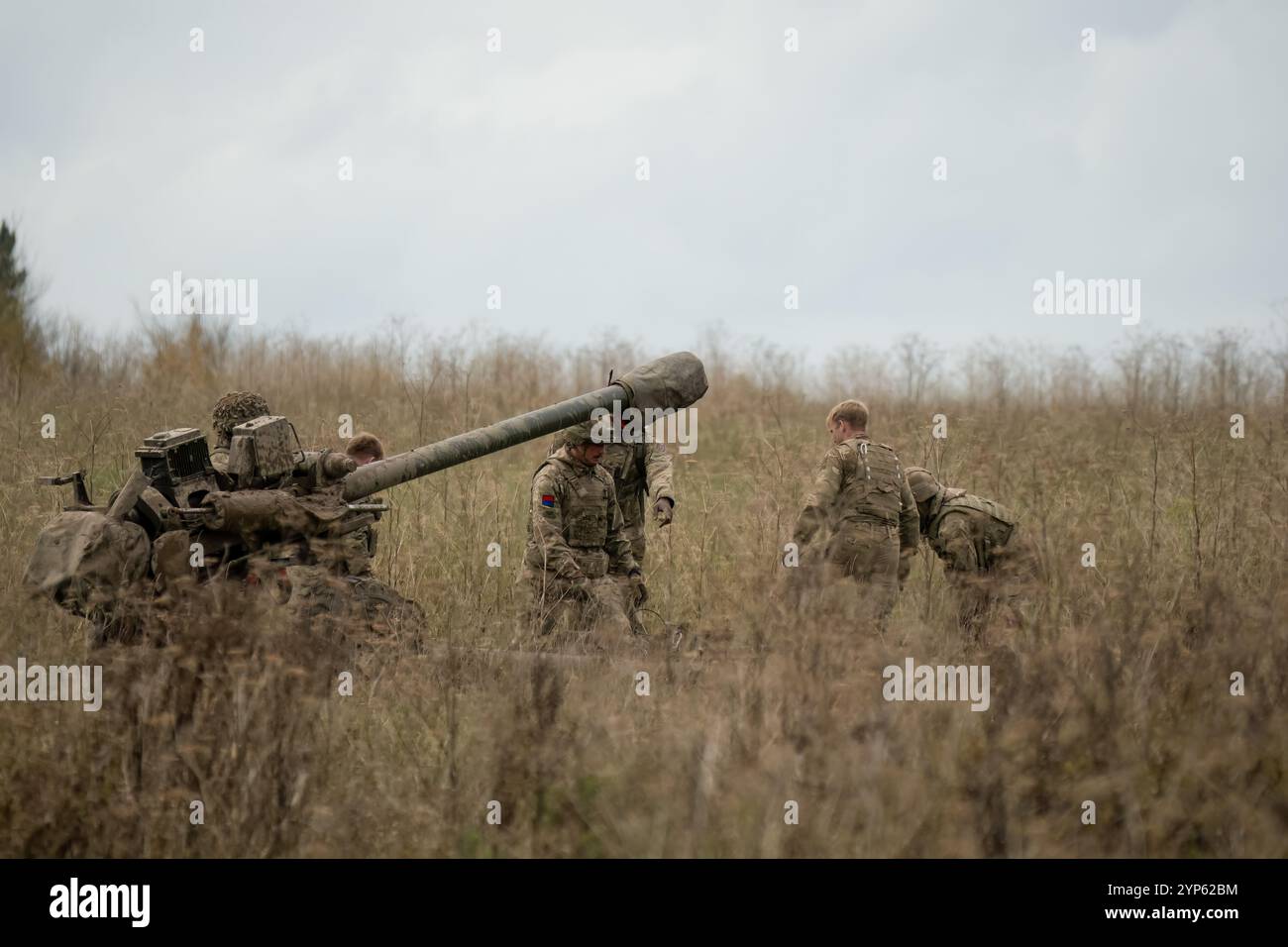 soldiers prepare a 105mm Light Artillery Gun ina field Stock Photo - Alamy