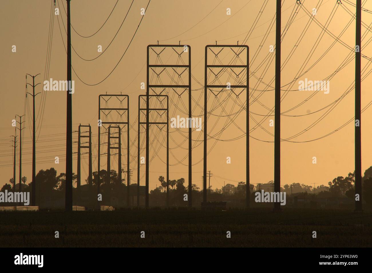 Giant electricity transmission towers hi-res stock photography and ...