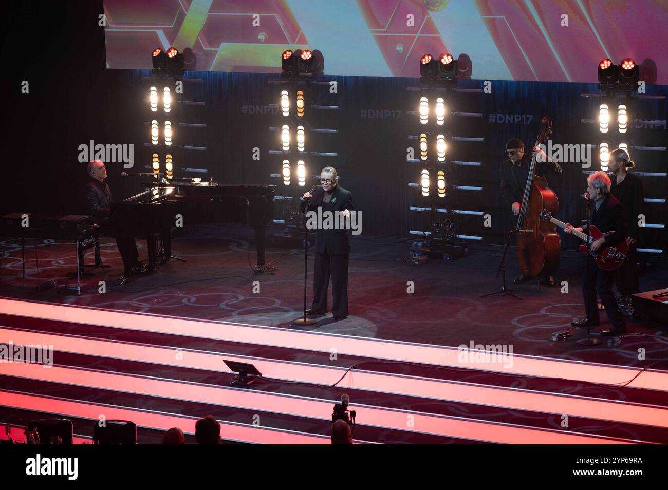 Dani KLEIN, Saengerin, Musikerin, und die Band Vaya Con Dios, singend ...