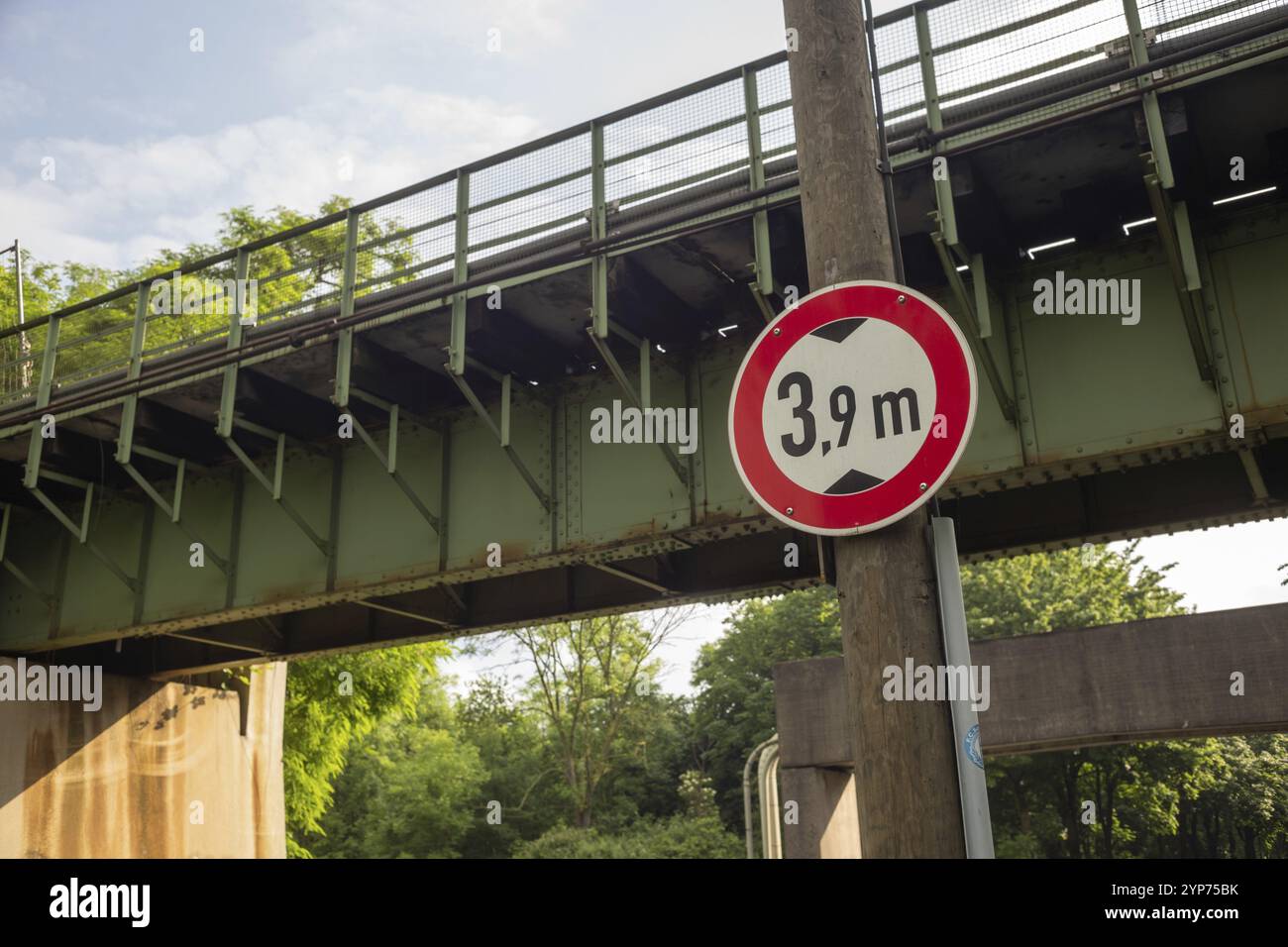Old lower chord railroad bridge Stock Photo - Alamy