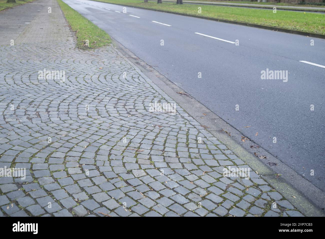 Empty street in raining hi-res stock photography and images - Alamy