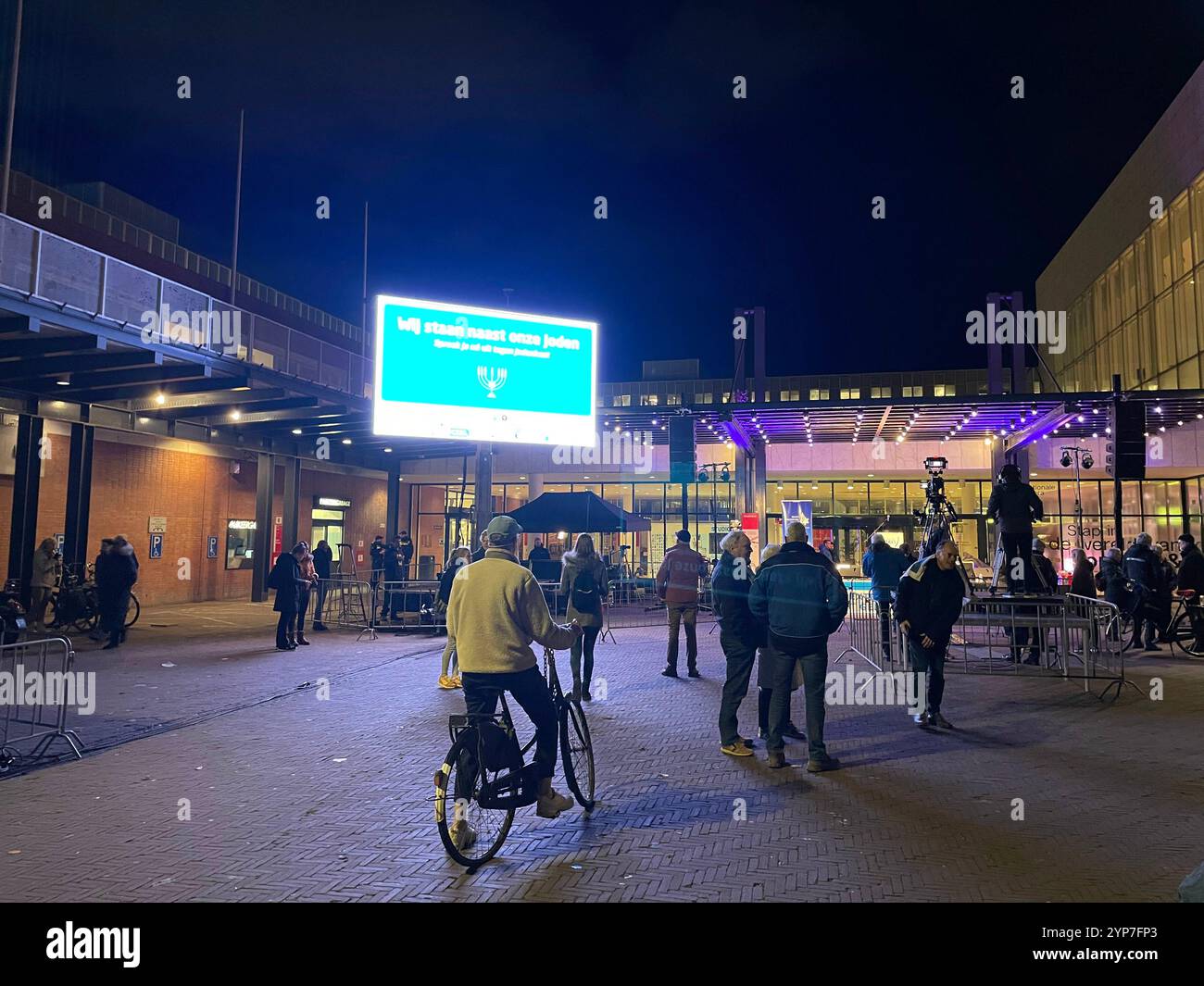 Amsterdam The Netherlands 28th November 2024 Crowds gather outside the ...