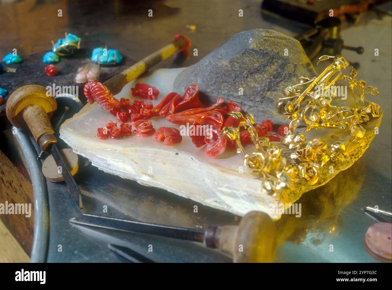 The processing of coral for the creation of goldsmith products, an ...