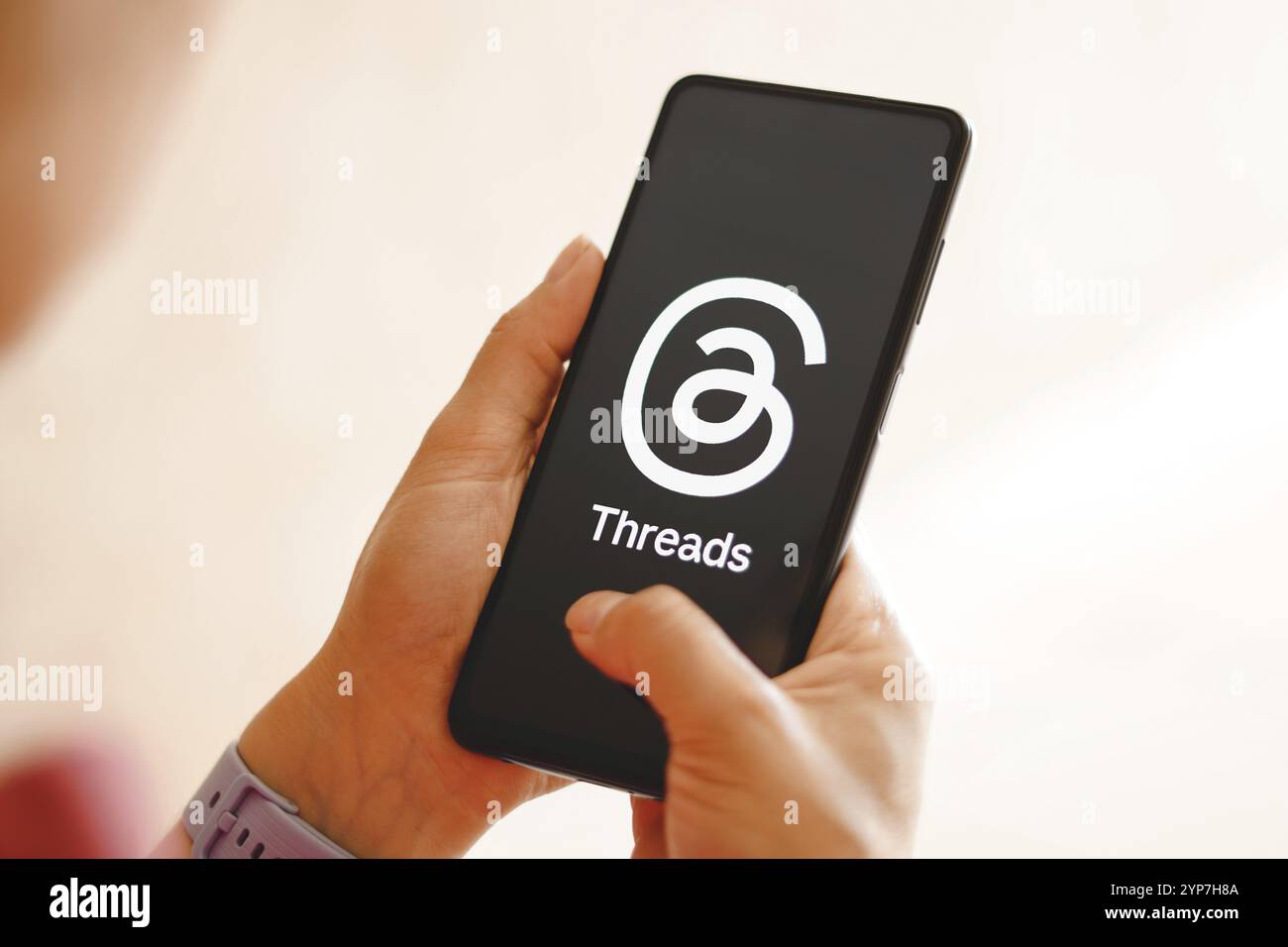 Twitter cell phone hi-res stock photography and images - Alamy