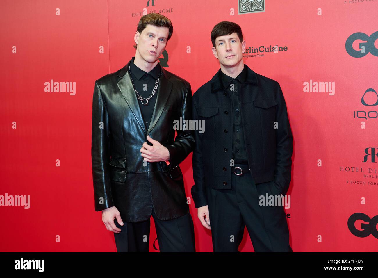 28 November 2024, Berlin: Jeremy Shaw (r) and Thilo Reich attend the ...