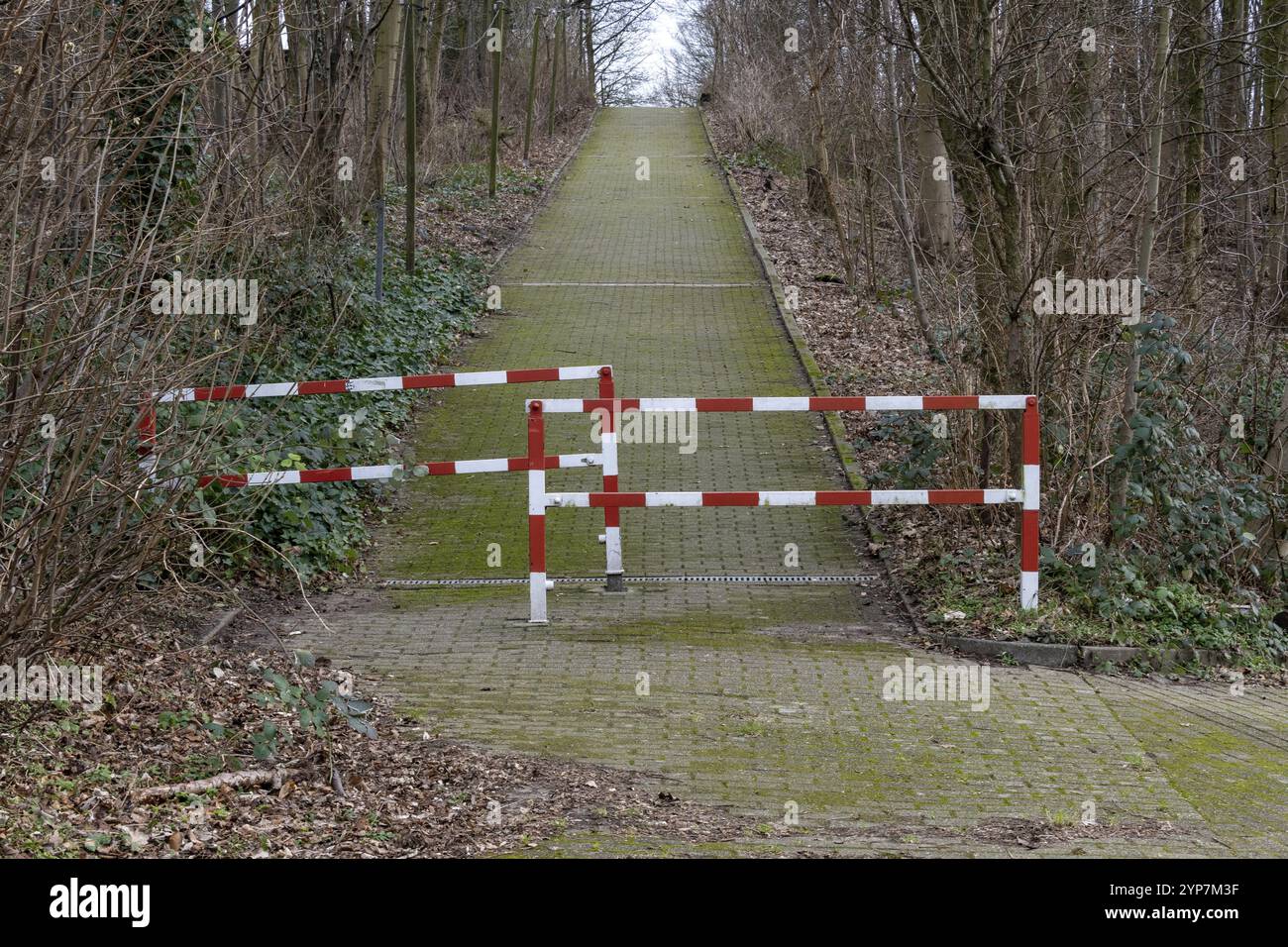 Closing path barrier hi-res stock photography and images - Alamy