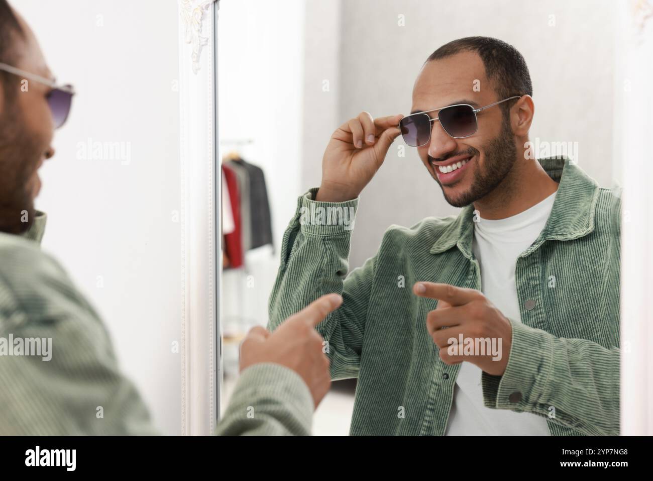 Guy looking at mirror hi-res stock photography and images - Alamy