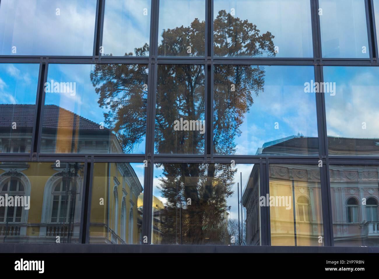 Nature framing architecture hi-res stock photography and images - Alamy