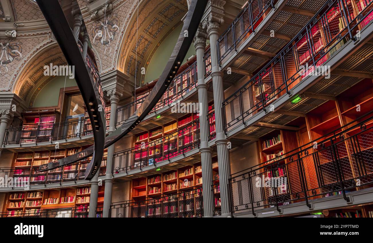 PARIS, FRANCE, OCTOBER 20, 2022 : Oval reading room in National Library ...