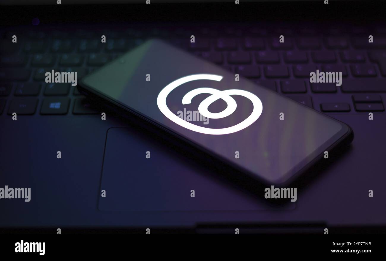 Messaging platforms hi-res stock photography and images - Alamy